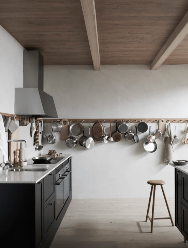 Simple and Modern Uses of a Peg Rail Around the House | The Gem Picker